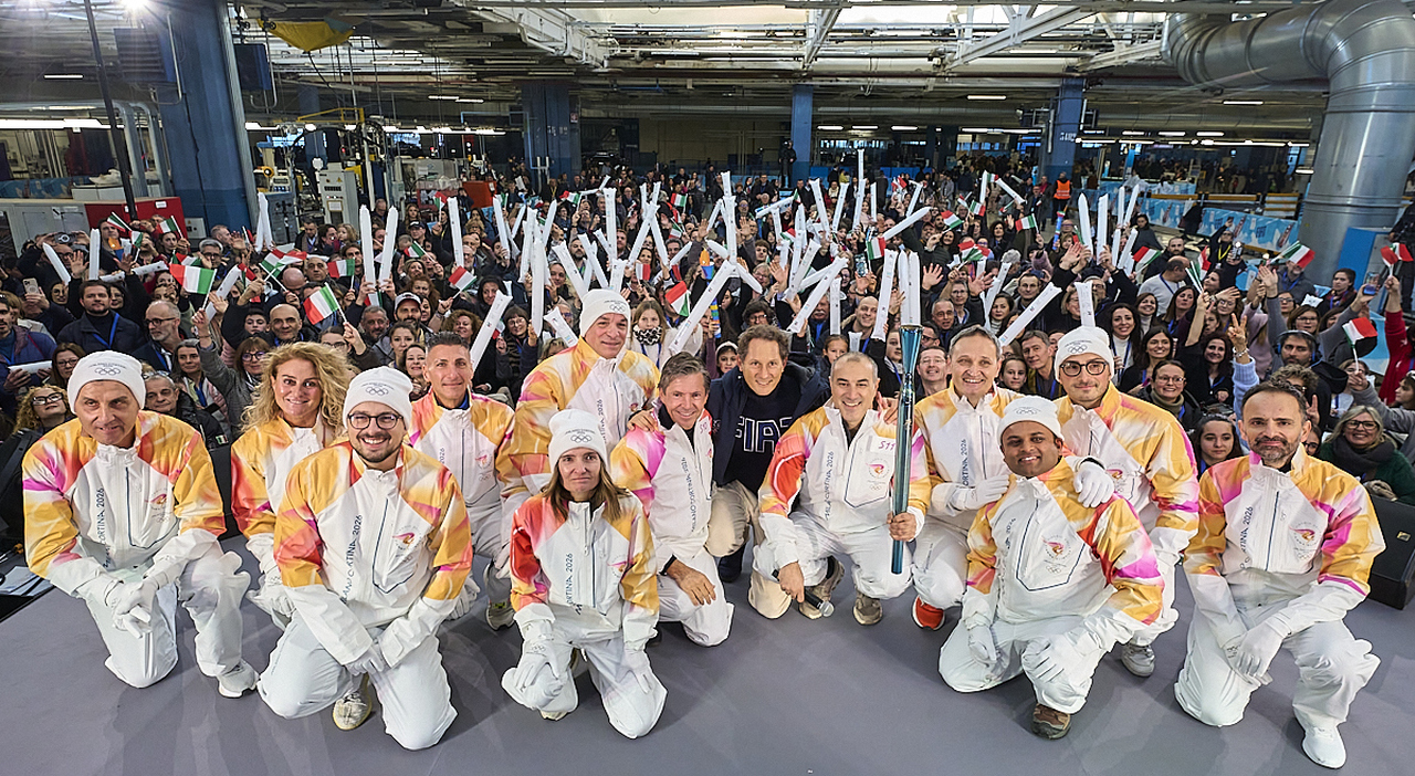 Stellantis, la fiamma olimpica di Milano Cortina fa tappa allo ...