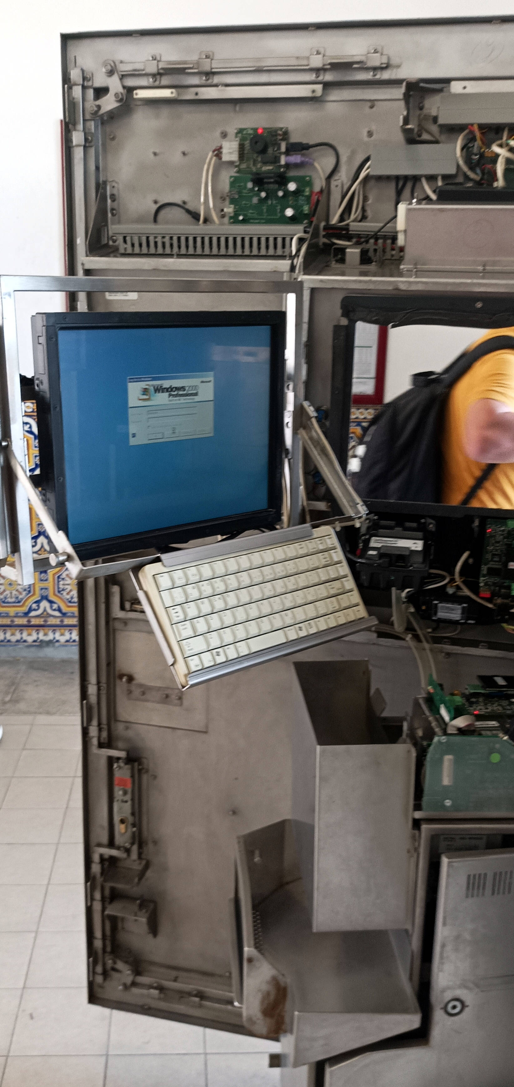 Windows 2000 still earning its keep running a rail ticket machine in ...