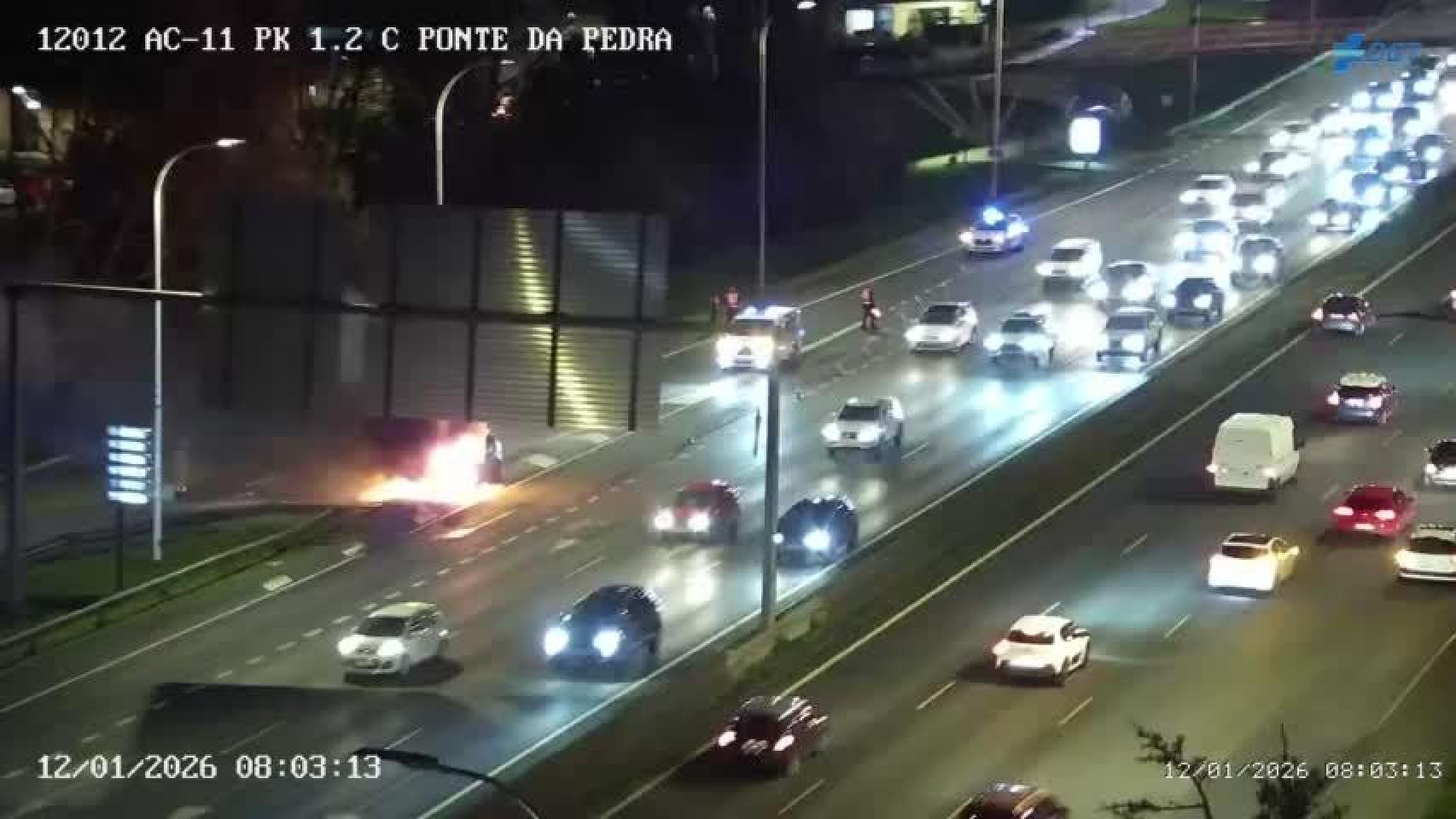 Arde un coche en la avenida Alfonso Molina de A Coruña