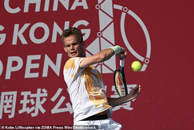 Worrying scenes as ball kid collapses during Australian Open qualifying ...