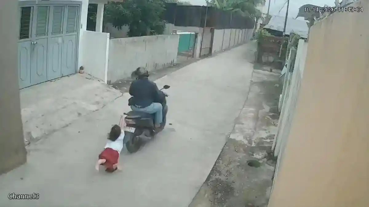 Tak takut meski kecil, siswi SD gelantungan di behel motor maling yang ...