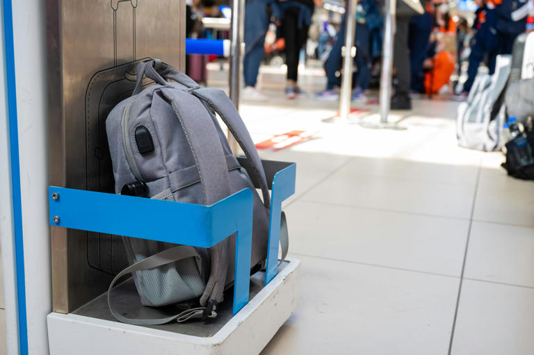 Flughafen Köln/Bonn: Verrückt! Mann vergisst Rucksack mit 9000 Euro