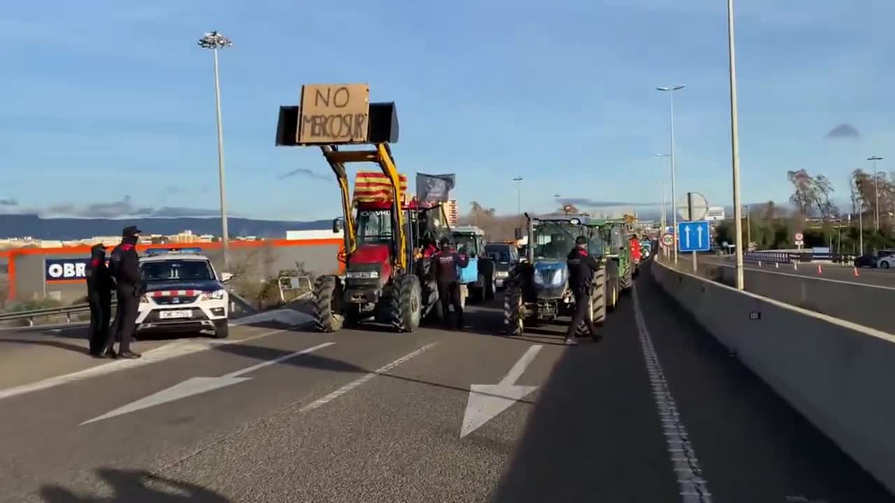 Spanish farmers use tractors to block port in protest at EU trade deal