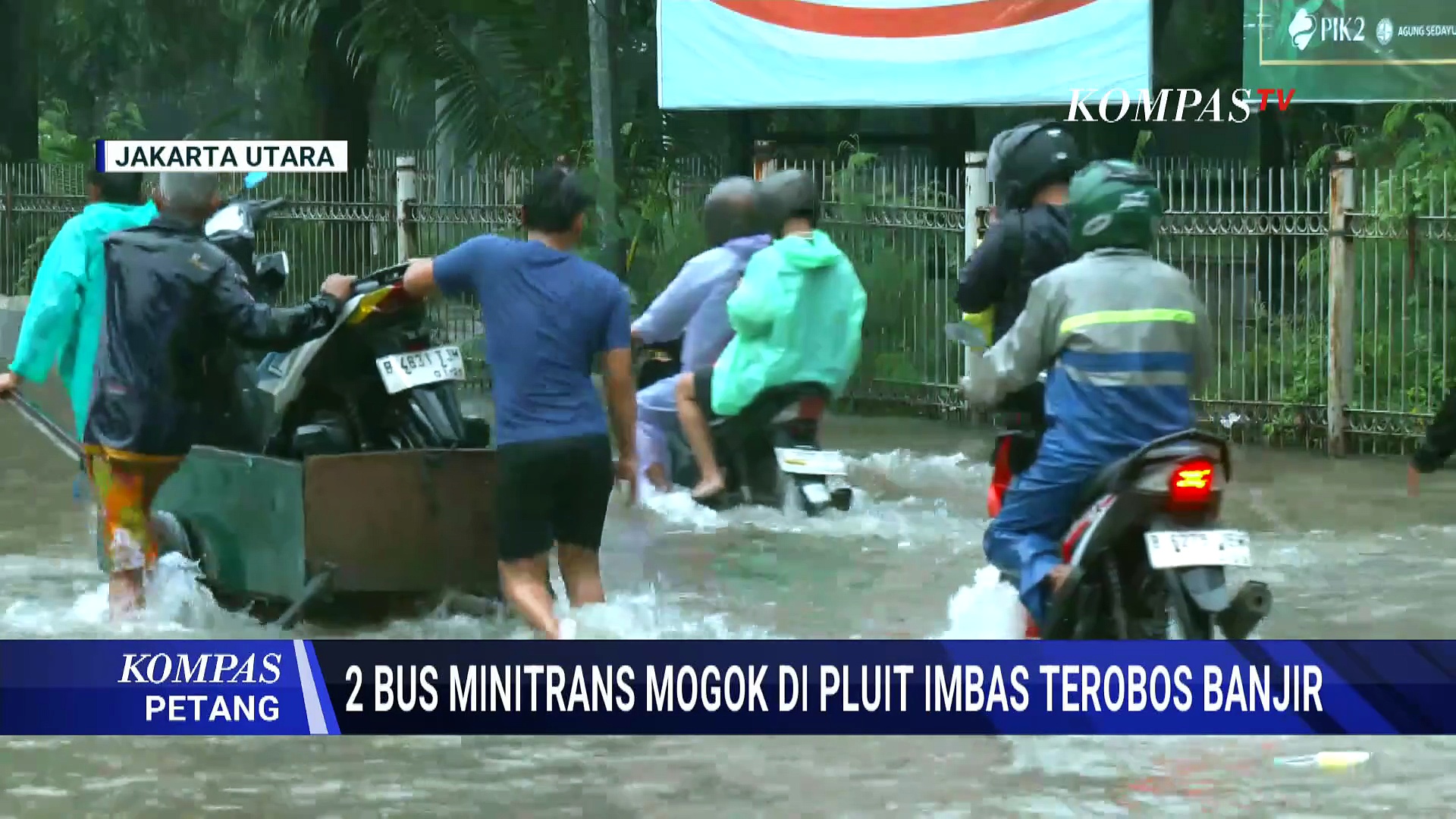 Lintasi banjir Jakarta, begini penampakan bus Minitrans hingga sepeda ...