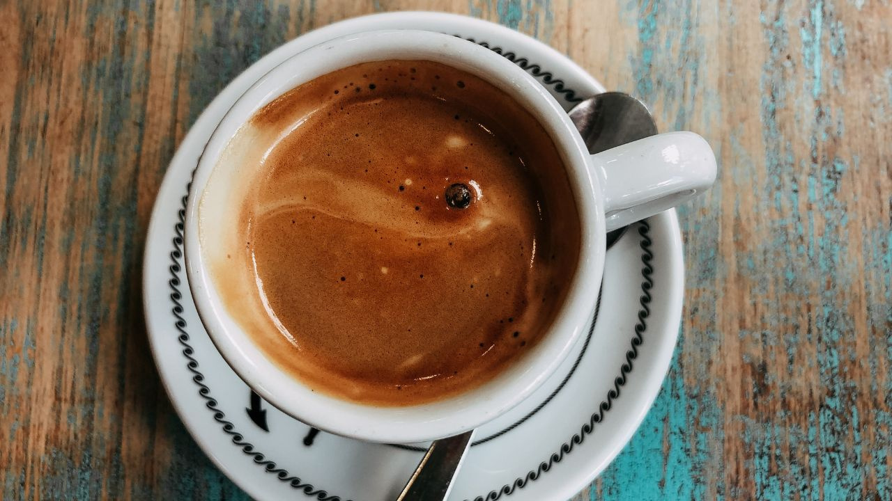 O que significa a espuma no café expresso? Crema bonita não é sinônimo ...
