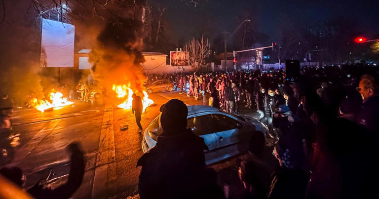 Trump weighs military strikes as Islamic regime slaughters hundreds in ...