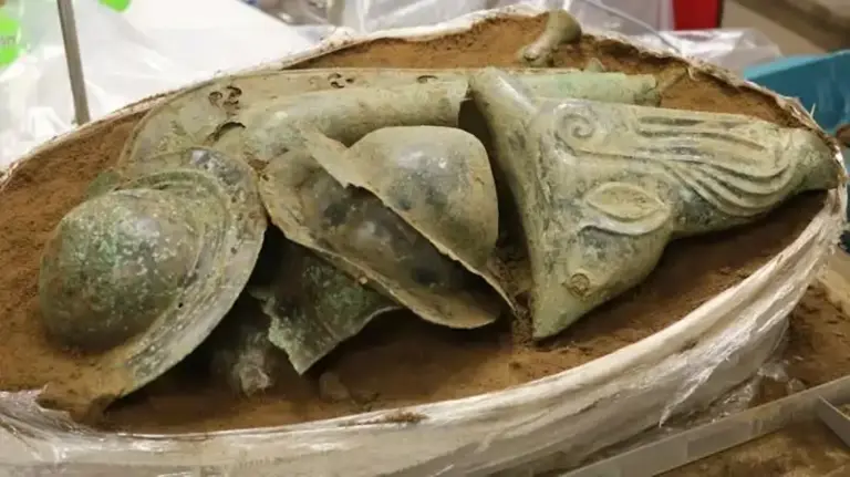 Hallan una trompeta celta de batalla casi completa y un estandarte de ...