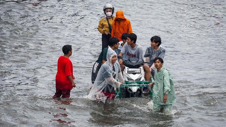 Bekasi banjir, pengendara sepeda motor masuk jalan tol