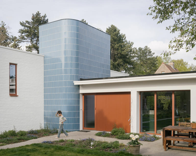 Felt updates mid-century bungalow in Ghent with blue-tiled tower