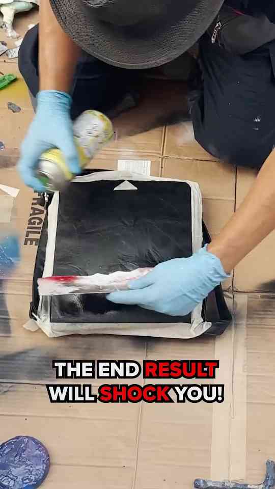 Street Artists Paints My Prada Bag for 20 Euros