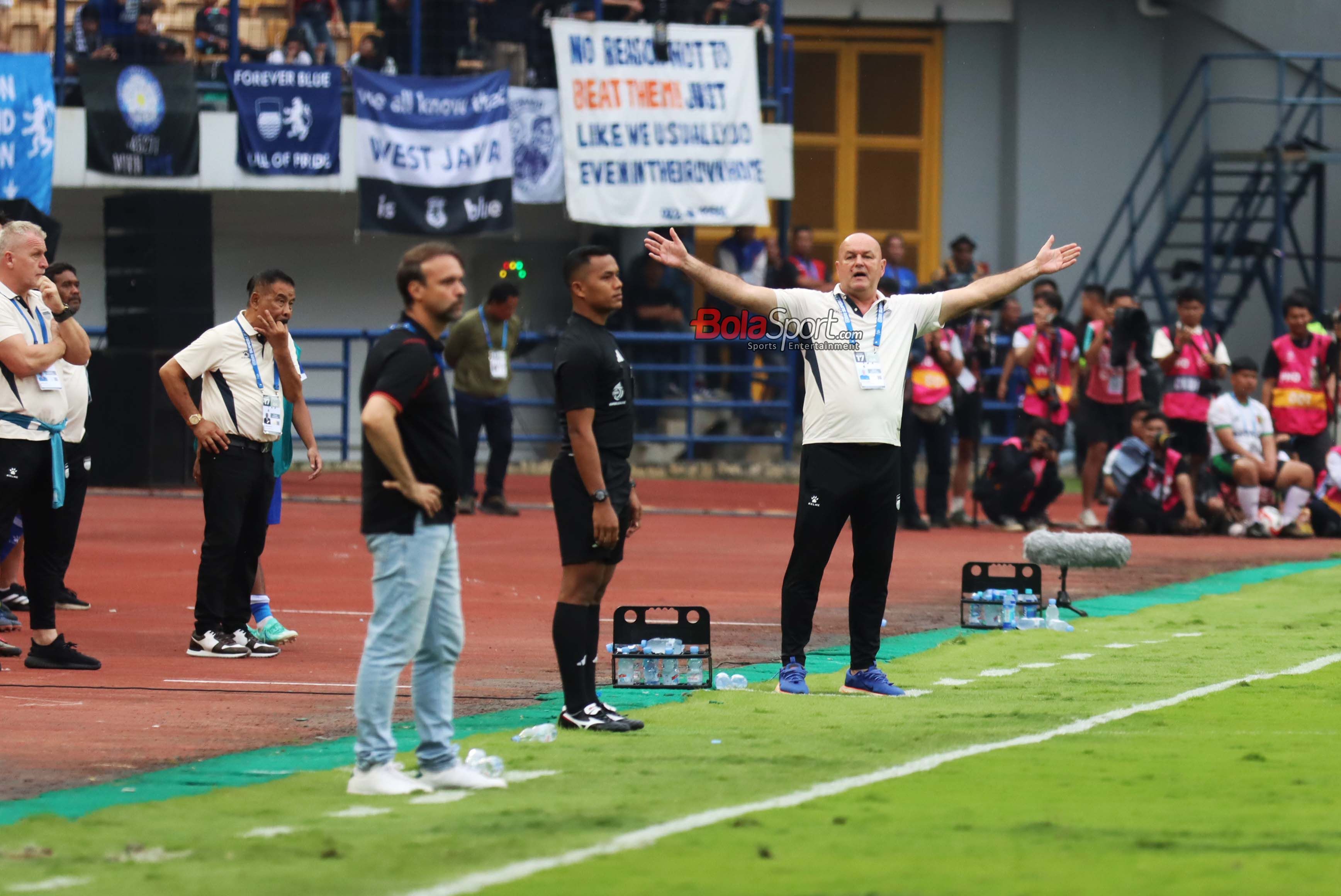 Pelatih Persib akui tidak peduli atas pencapaian juara paruh musim
