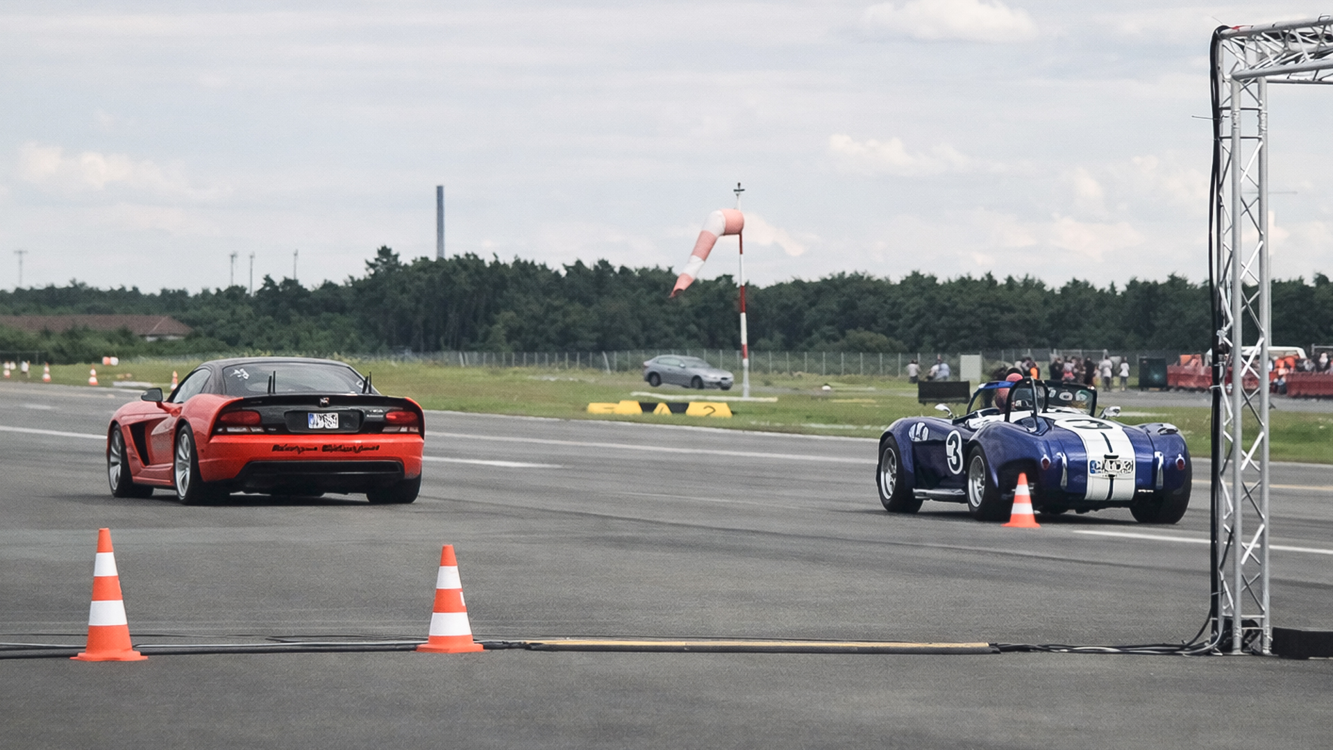 Dodge Viper gegen klassischen Cobra Roadster im drag race