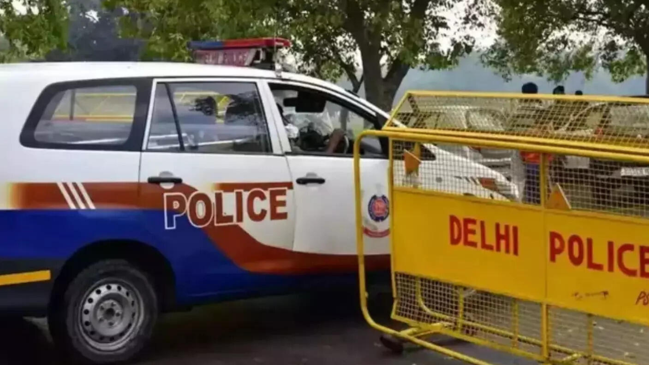 Delhi: 2 arrested for smashing car windscreen, robbing Rs 1.2 lakh in ...