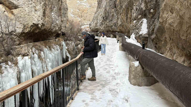 Kanyonda oluşan devasa buz sarkıtlarının boyu 5 metreyi aştı