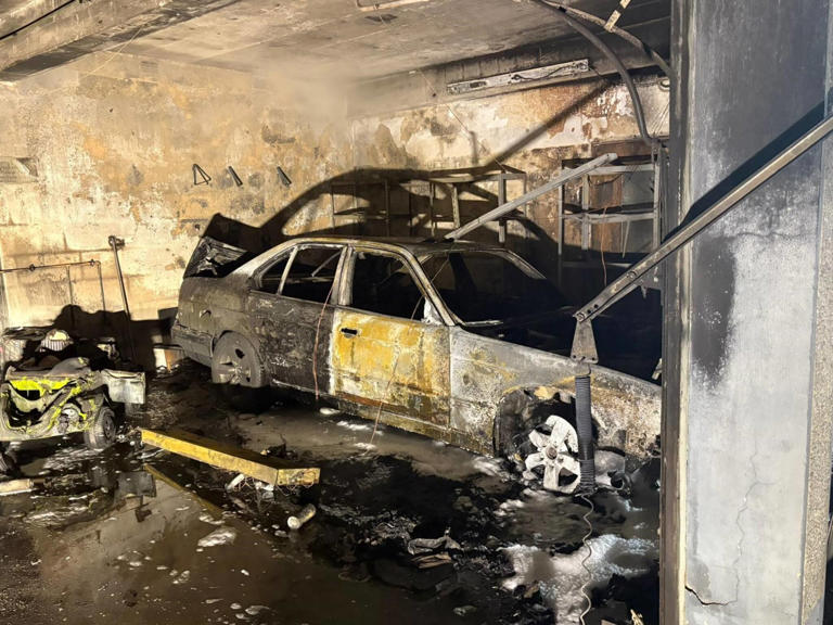 Klausen: Auto brennt in Garage