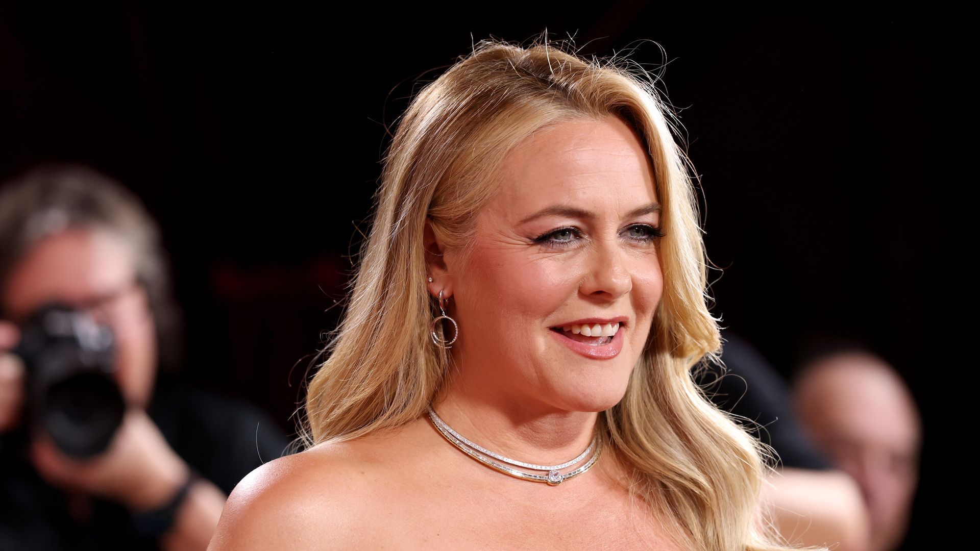 Alicia Silverstone steals the show in a stunning Jessica Rabbit-style ...