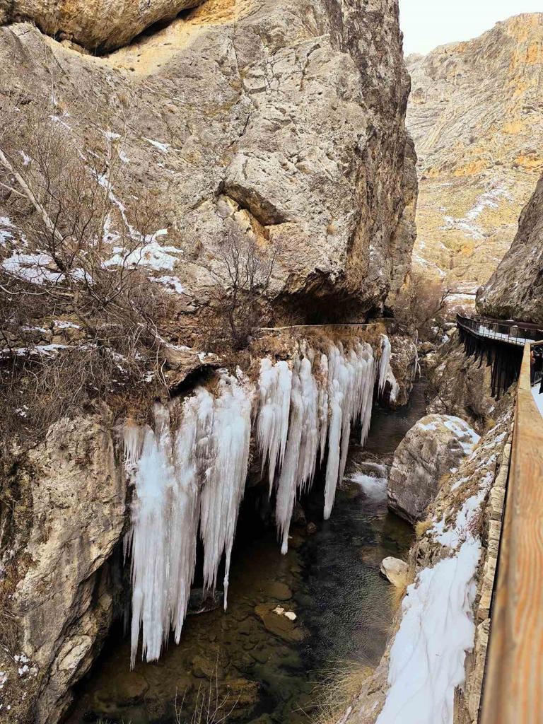 Kanyonda oluşan devasa buz sarkıtlarının boyu 5 metreyi aştı