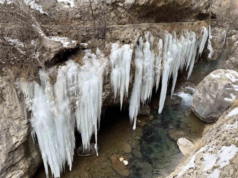 Kanyonda oluşan devasa buz sarkıtlarının boyu 5 metreyi aştı