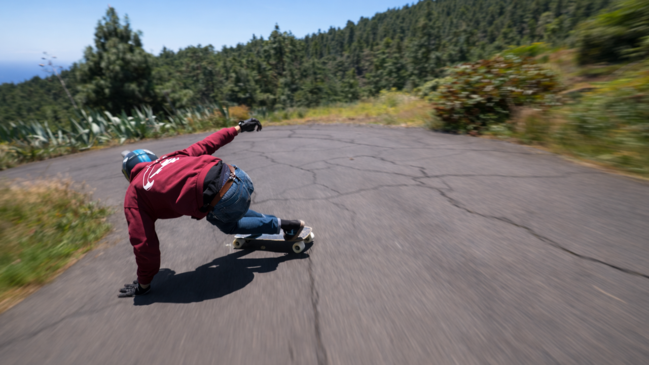 Descente en skateboard sur la route Anaconda