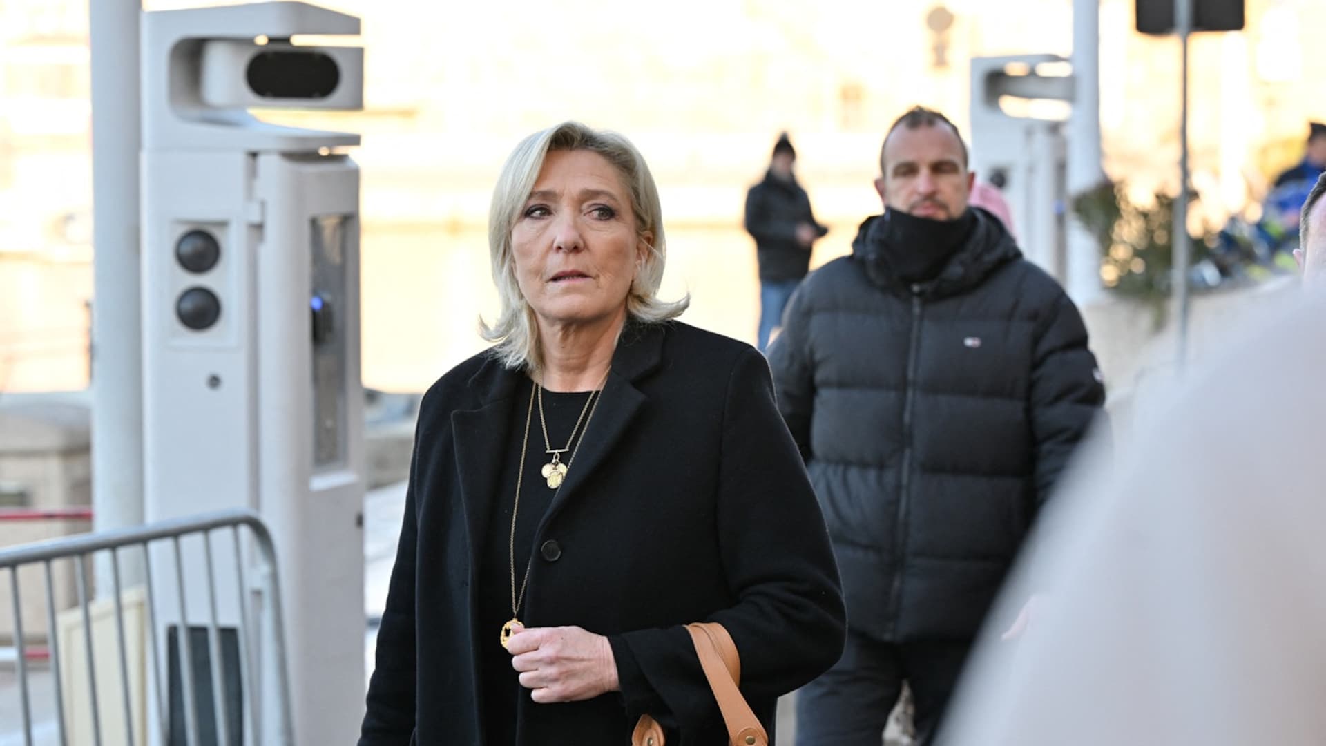 Le Pen wegen Veruntreuung vor Gericht: Kann sie ihre ...