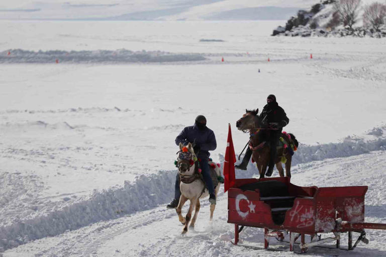 Yüzeyi buz tutan Çıldır Gölü misafirlerini ağırlamaya başladı
