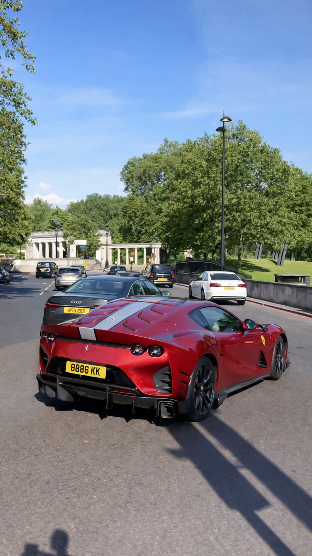 Ferrari 812 Competizione gespot in het stadsverkeer