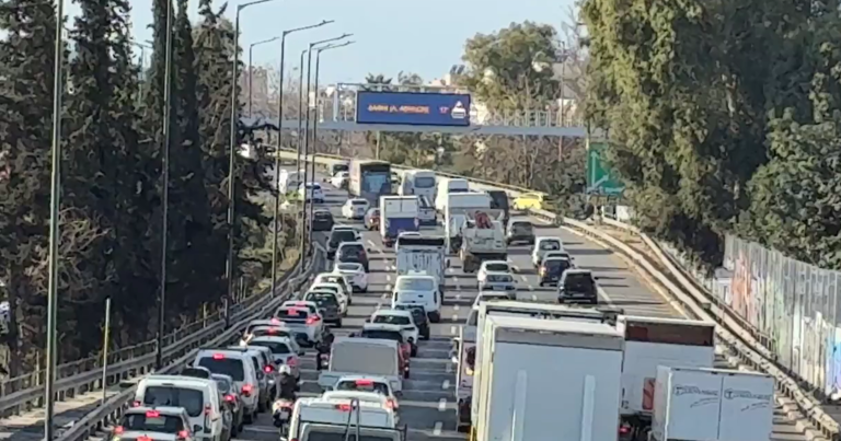 Κίνηση: Ουρές χιλιομέτρων στον Κηφισό - Πού αλλού υπάρχουν προβλήματα