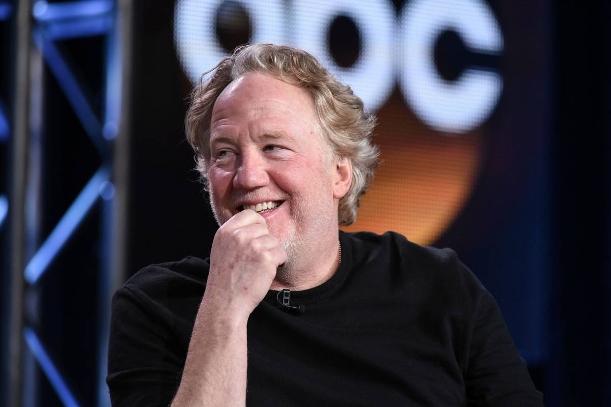 Ator Timothy Busfield aguarda julgamento por abuso sexual de menores em ...