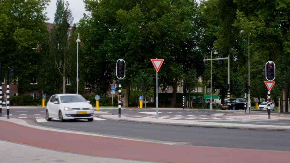 How Dutch traffic signals keep cities moving