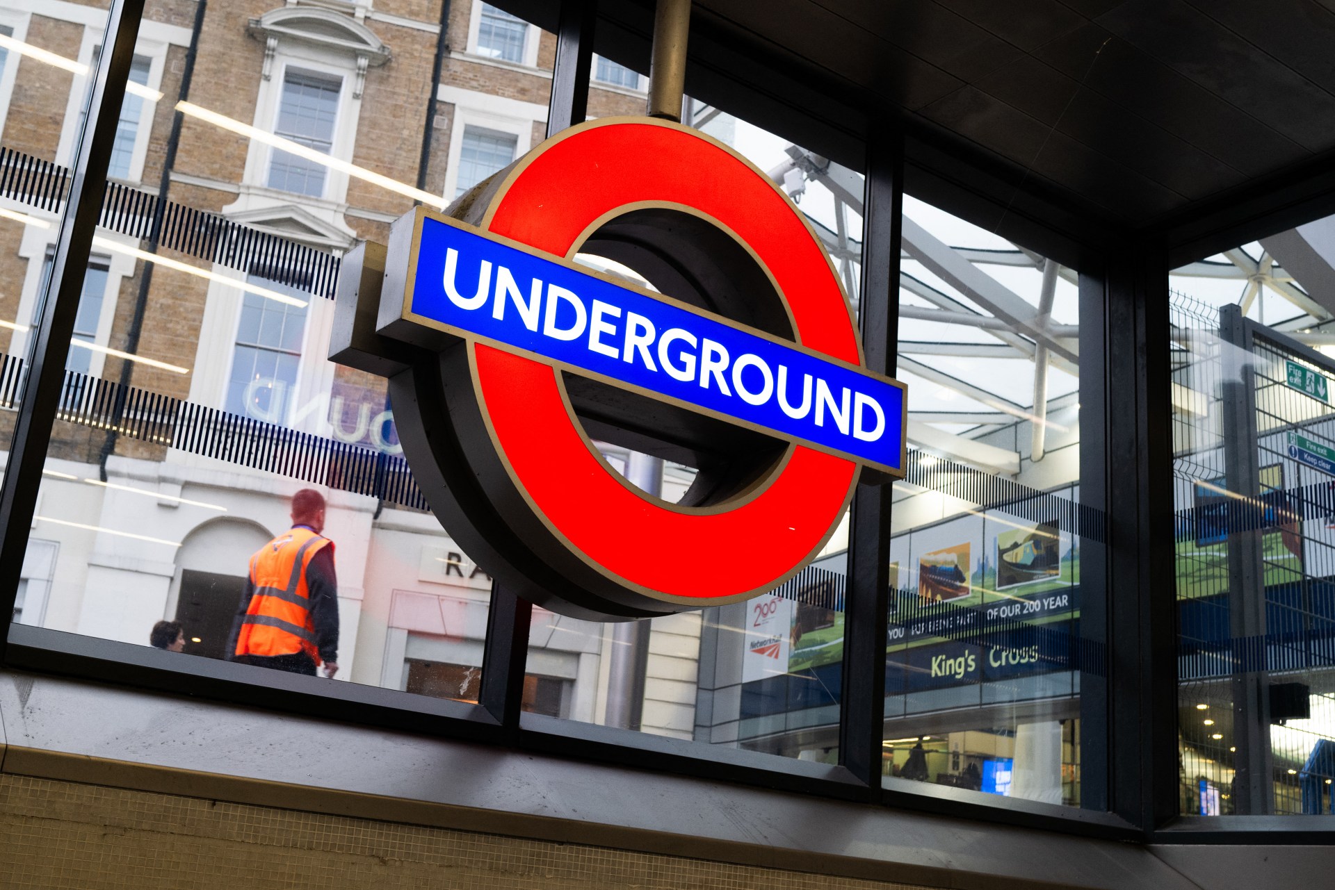 Victoria line down: Commuters stranded underground