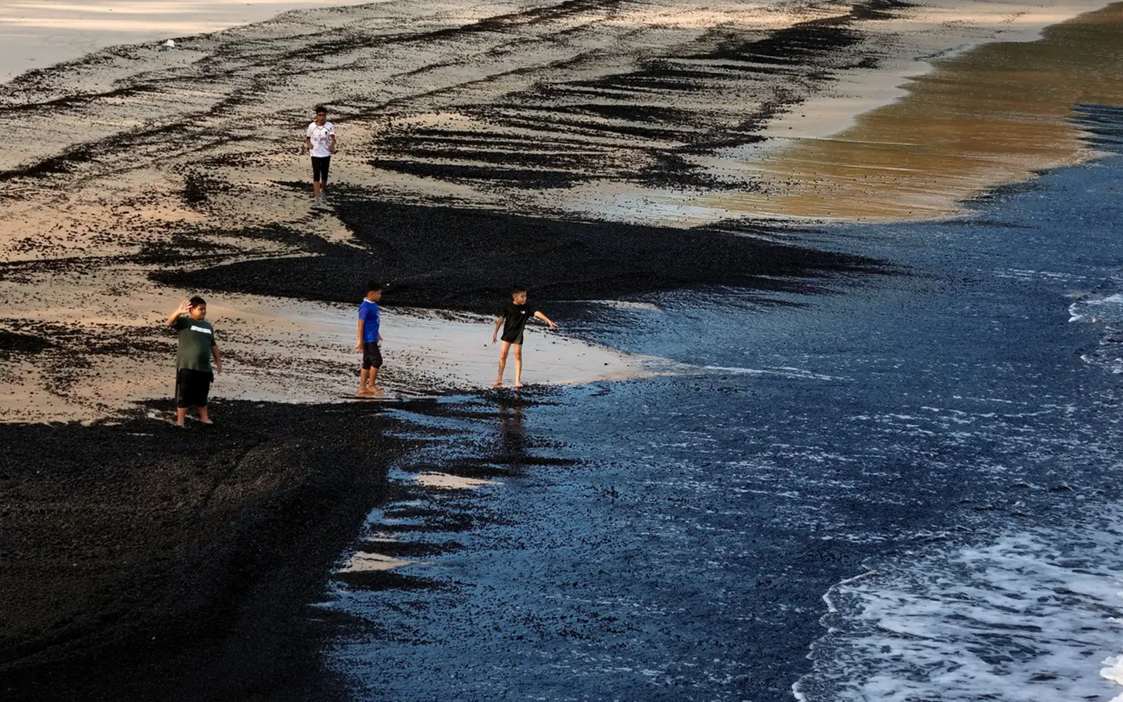 Coal spill pollutes Pantai Teluk Kalong in Terengganu