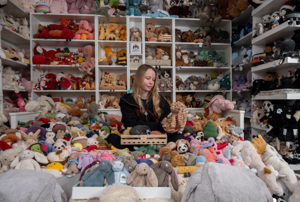 Teen with 877 Jellycats awarded Guinness World Record for largest ...