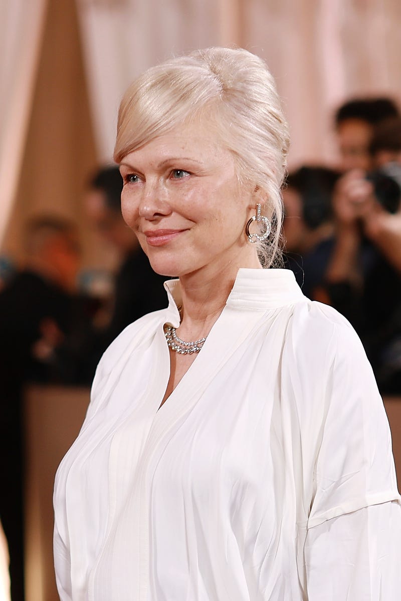 Pamela Anderson debuts icy platinum blonde hair on the Golden Globes ...