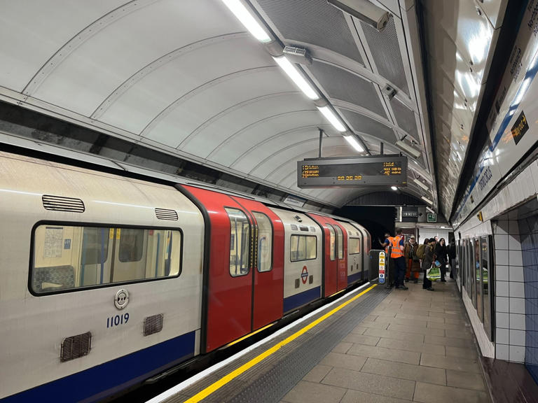Victoria line down: Commuters stranded underground
