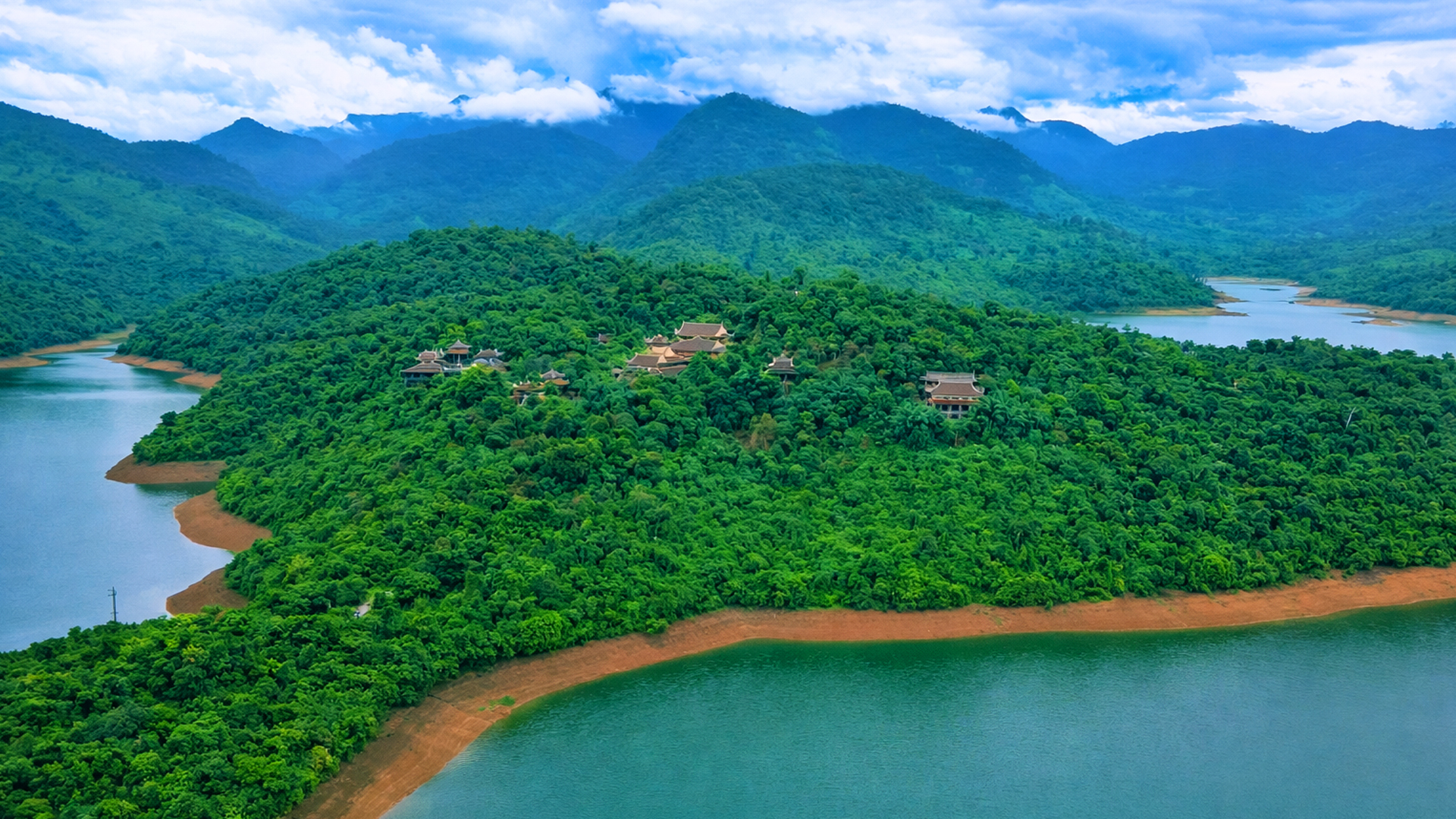 Have you seen Trúc Lâm Zen Monastery above Tuyền Lâm Lake?