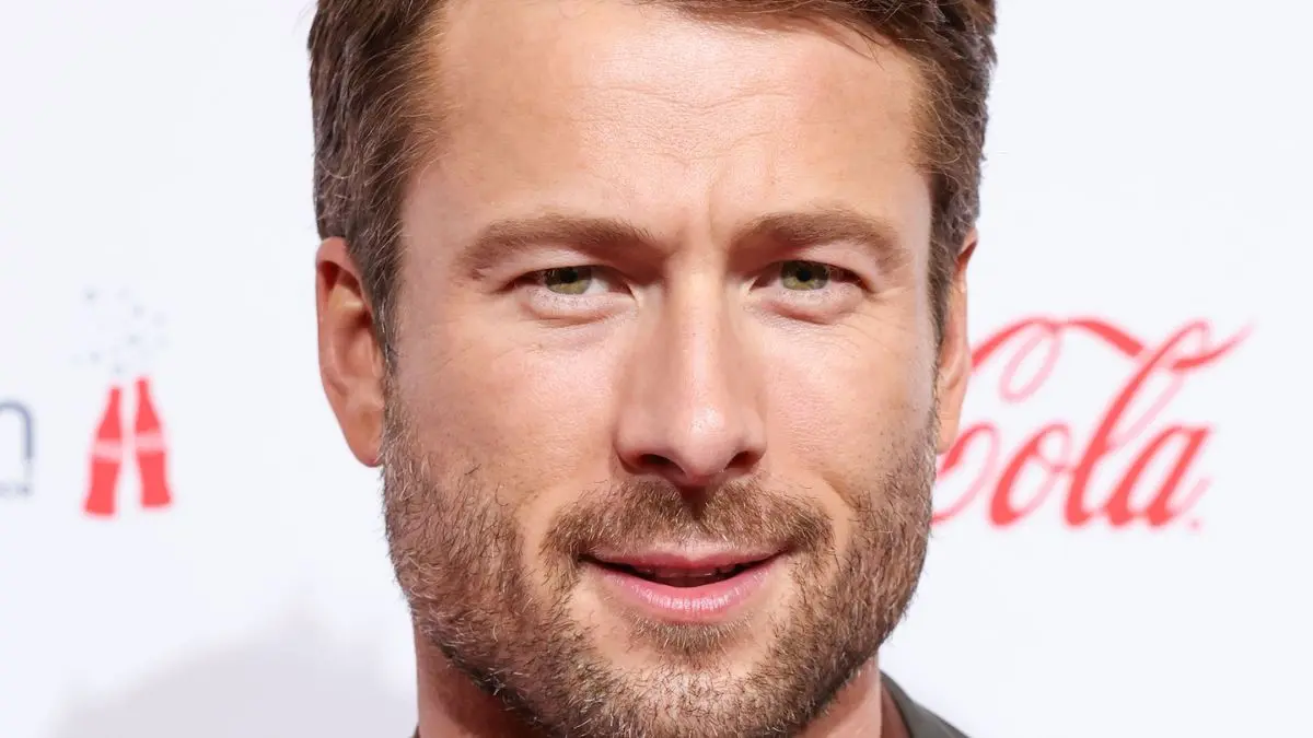 Glen Powell rocks young Brad Pitt vibes on the Golden Globes red carpet