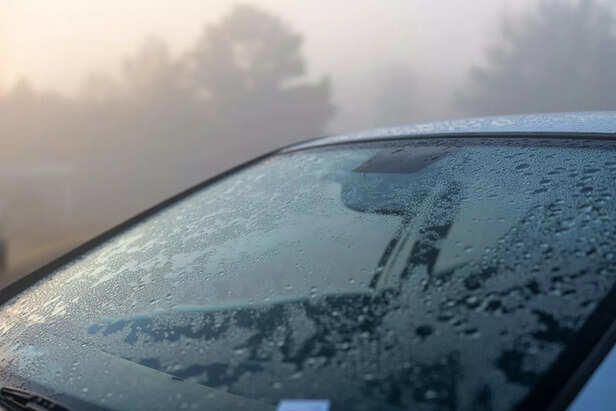 5 easy tips to prevent fog and dew on car windows while driving at night