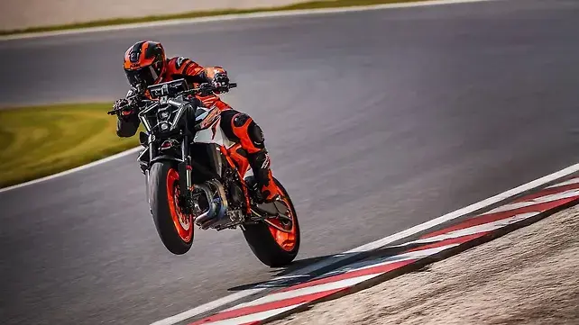 2026 KTM 990 Duke R unveiled overseas