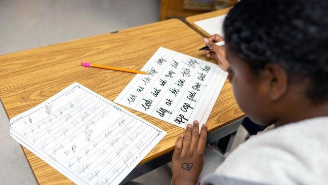 Alexandria club teaches cursive. Should it be taught in DMV area schools?