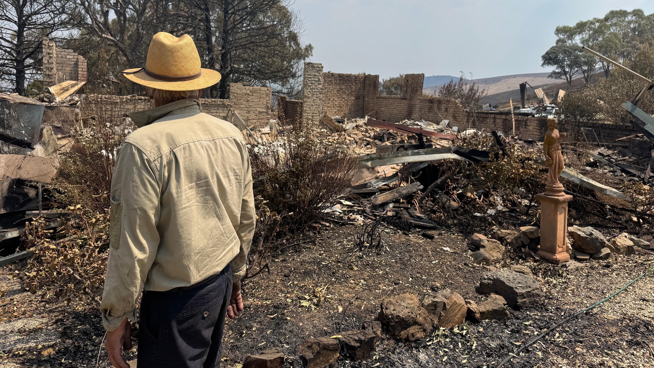 Hundreds of structures destroyed in Victorian bushfires as locals ...