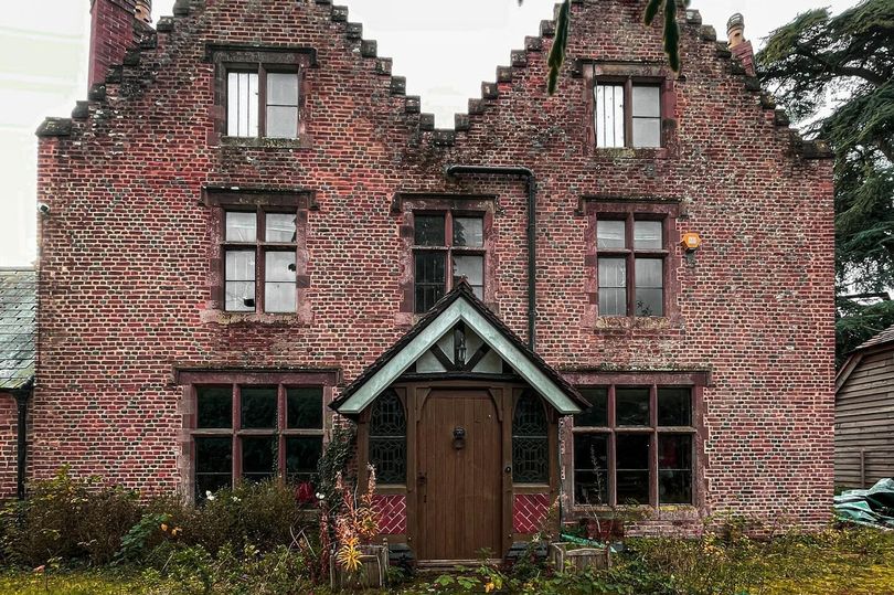 Man finds abandoned mansion in Gloucester and is floored when he steps ...