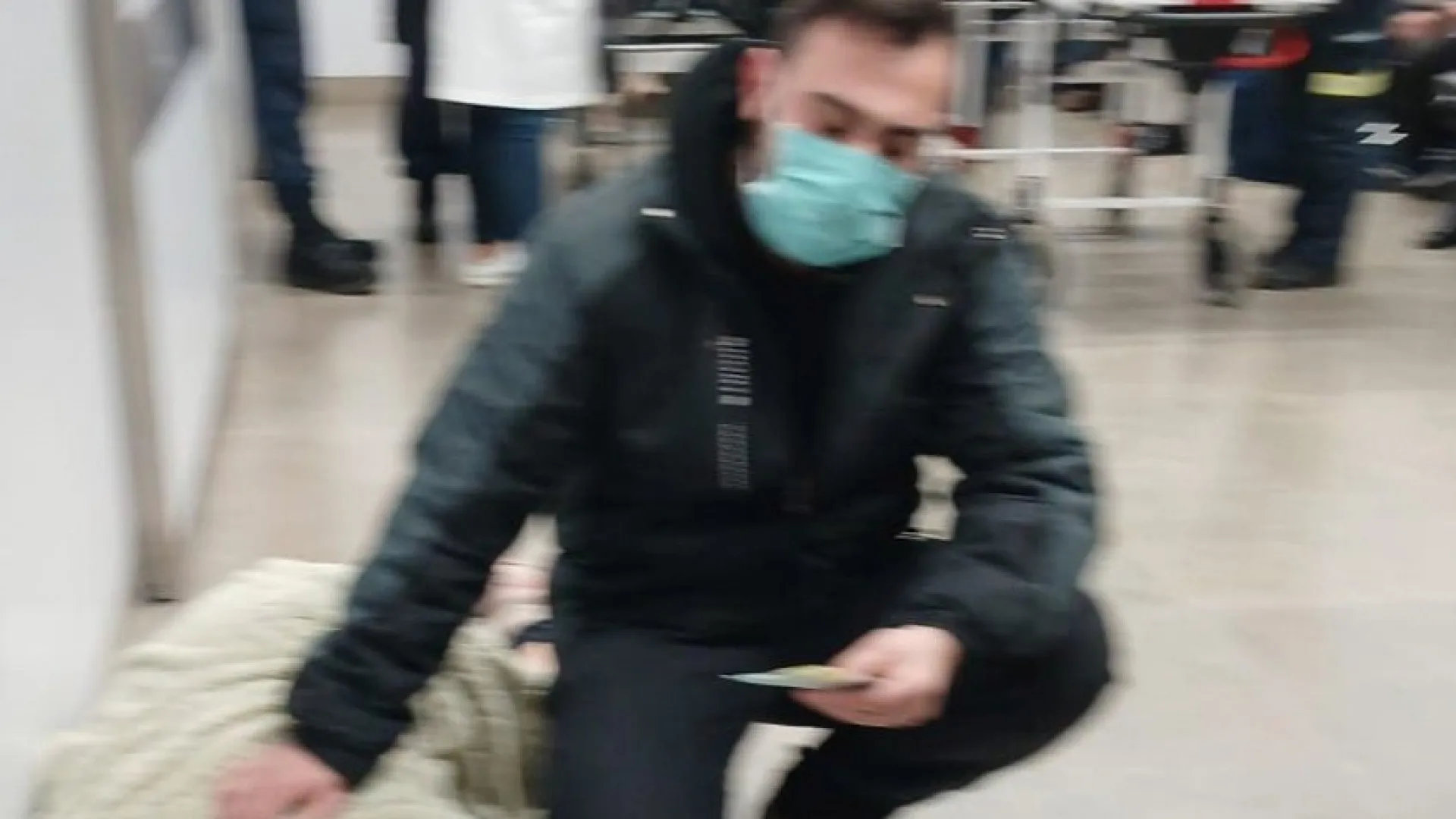 Filho de doente terminal no chão de hospital acusa: "Faltam à verdade"