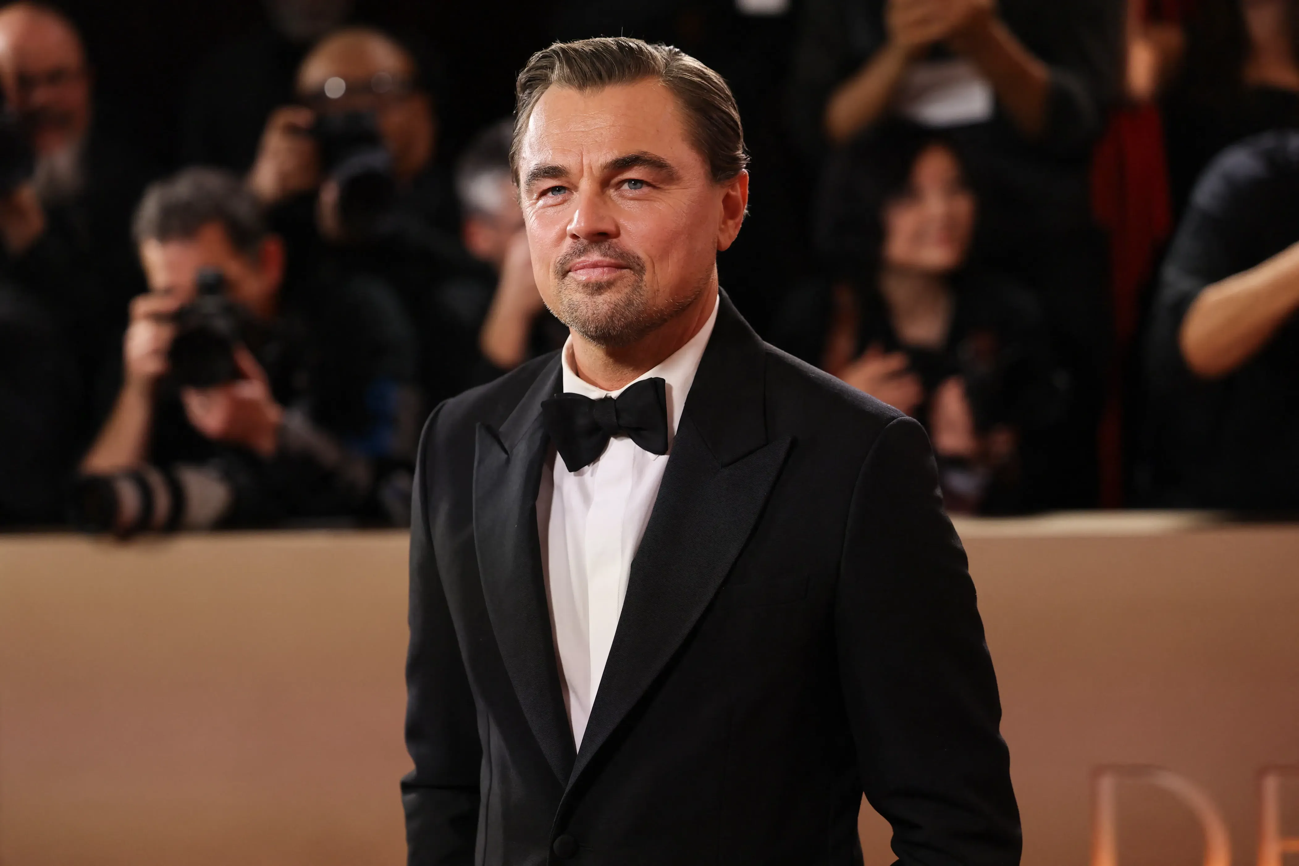 Klip med Leonardo DiCaprio vækker opsigt til Golden Globes: Hvad laver han?