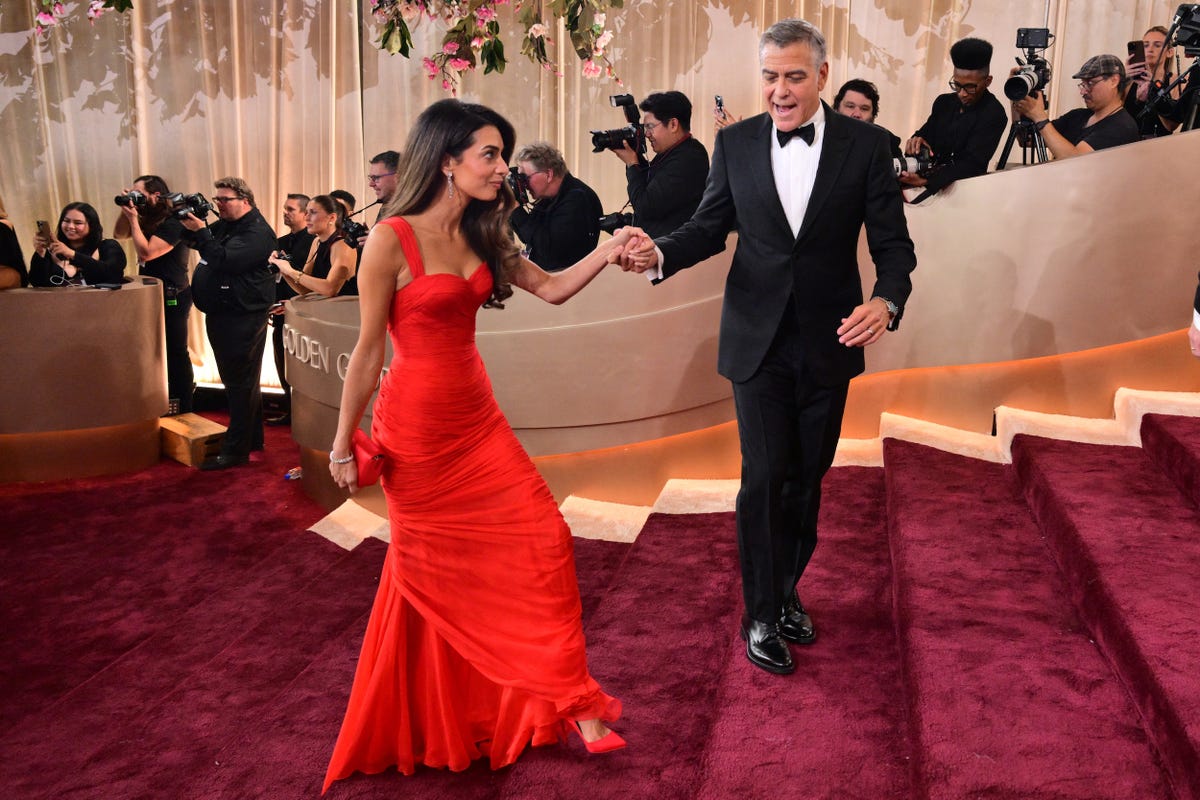El vestido rojo con el que Amal Clooney rompe a los 47 años con la ...
