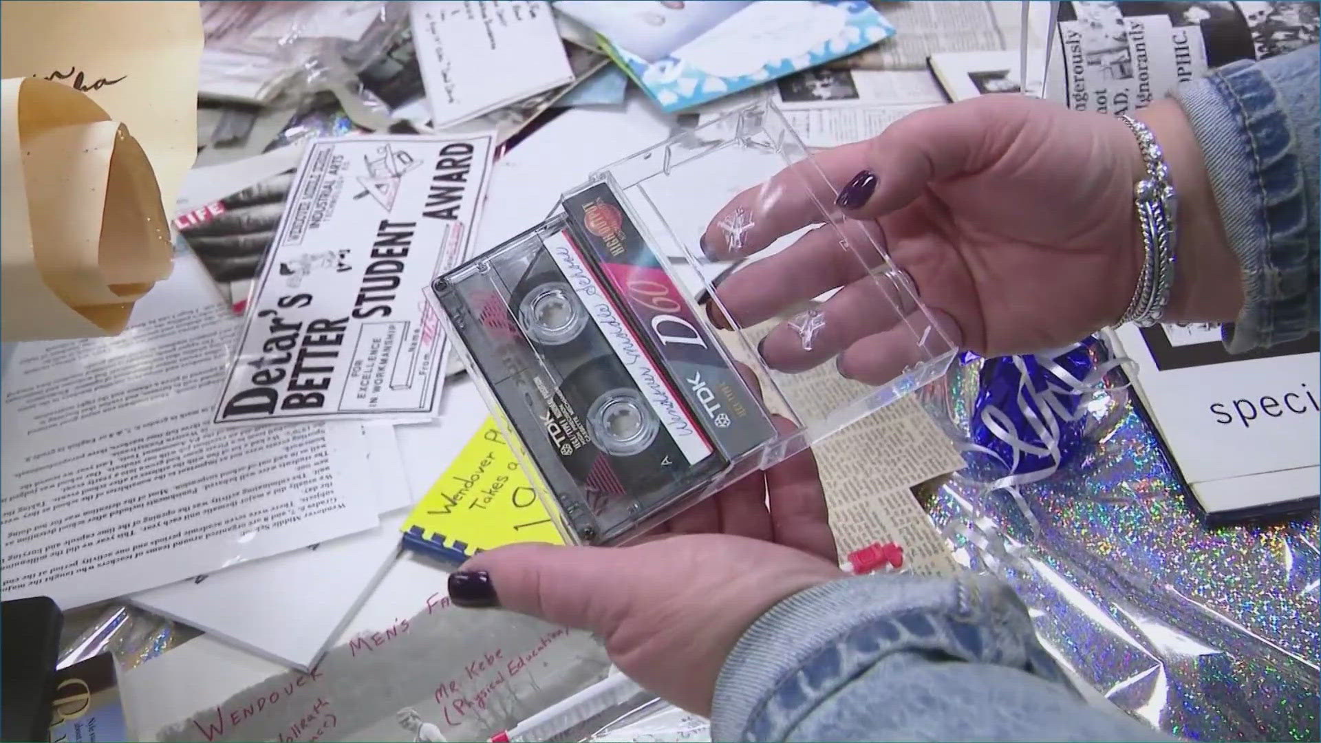 Pennsylvania middle schoolers open time capsule from 2000