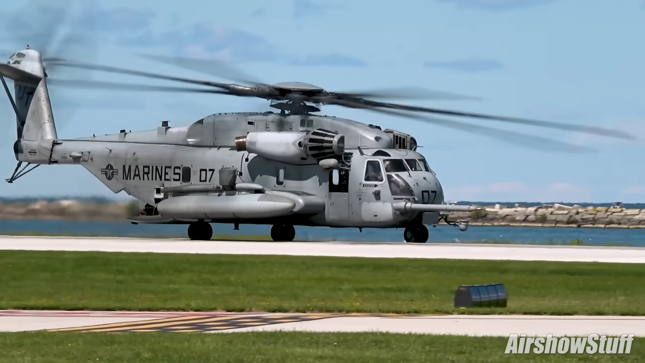 Watch a heavy-lift helicopter hover like it weighs nothing
