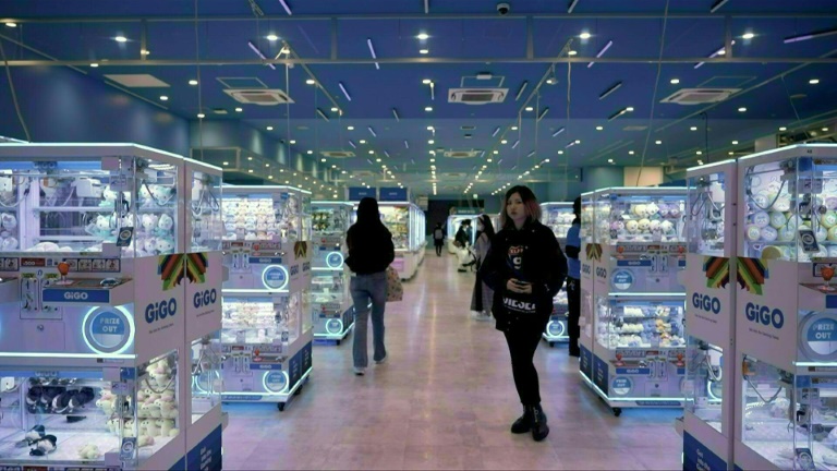 Au Japon, la folie des machines à pince, reines des salles d'arcade