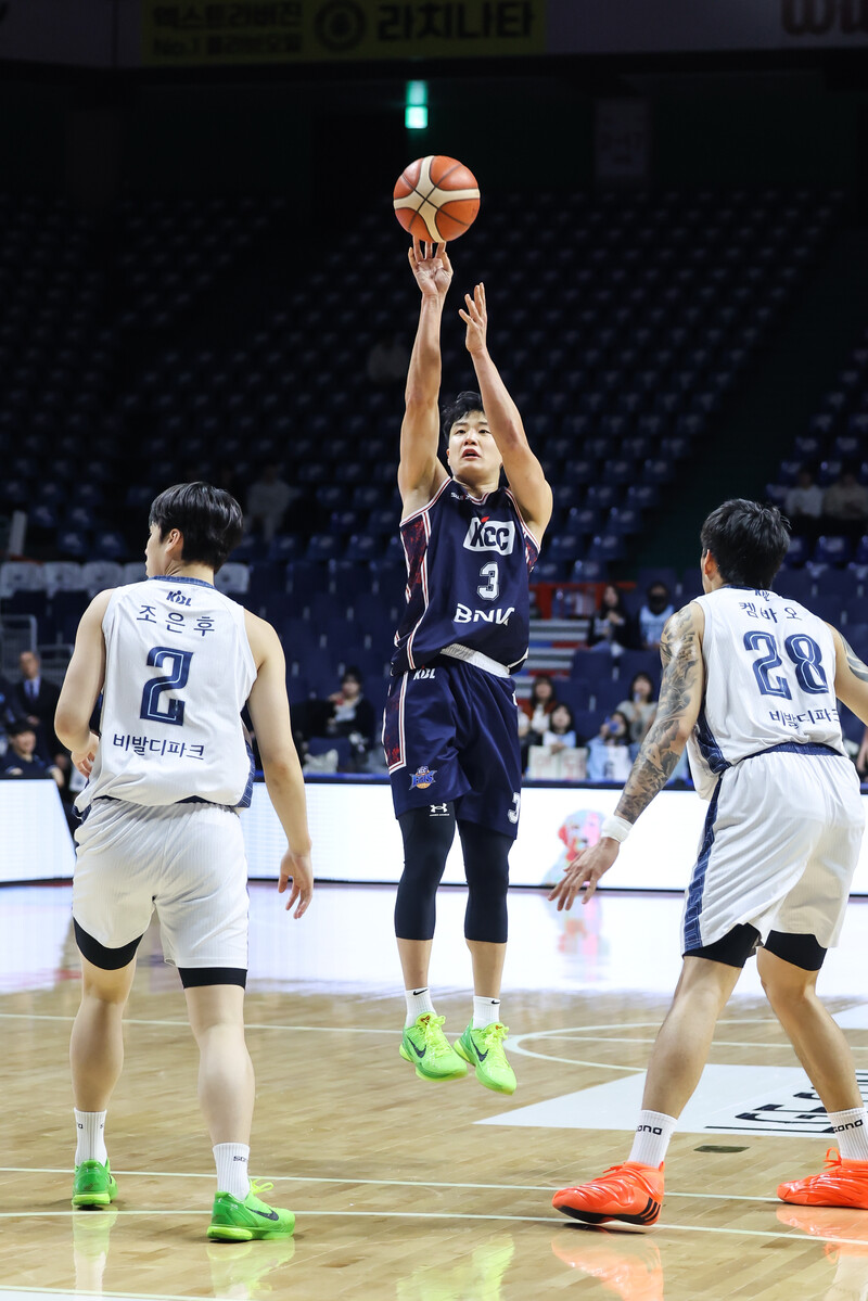 [BK 리뷰] ‘허웅+송교창+숀 롱’ KCC, 소노 제압… 6연패 탈출