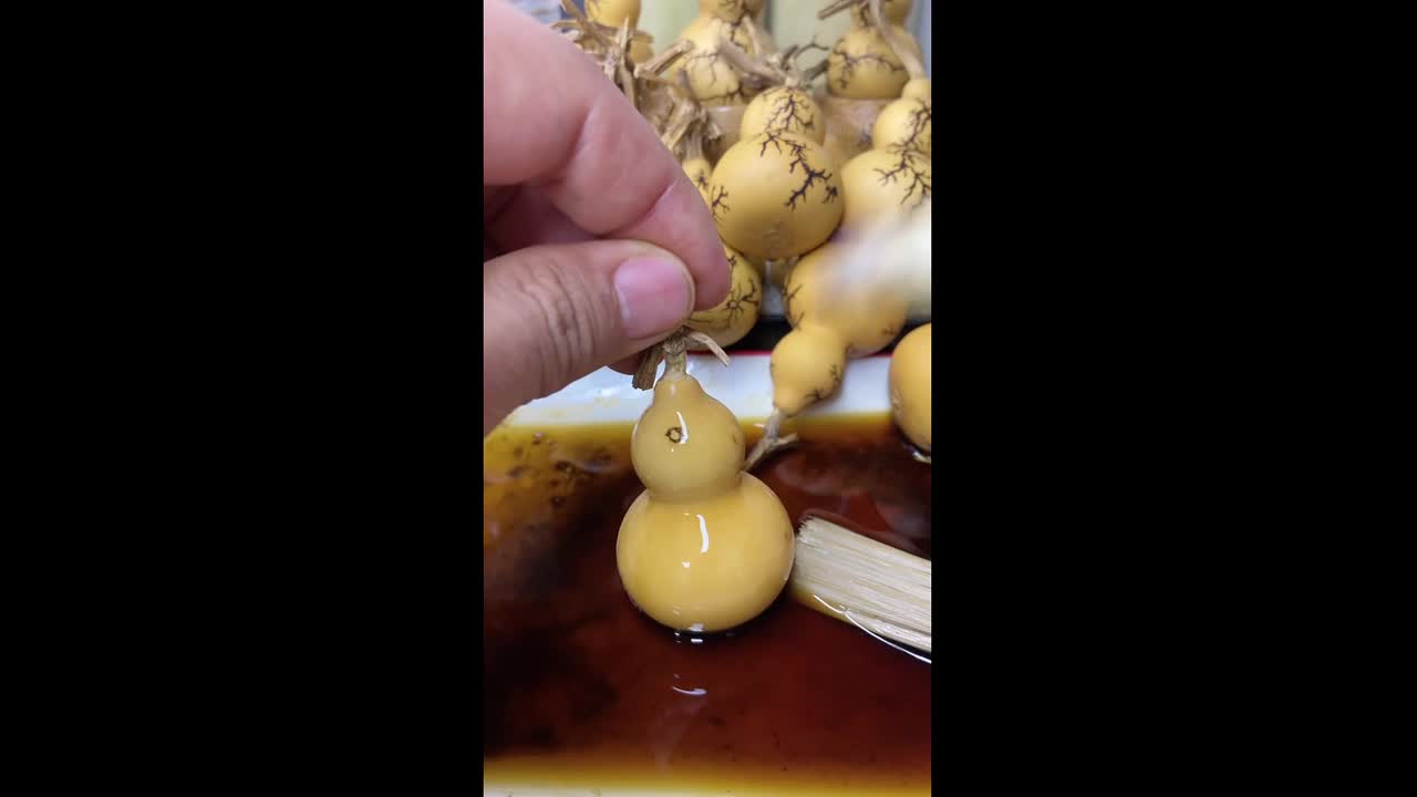 China: Electric tool creates tree patterns on gourd in China