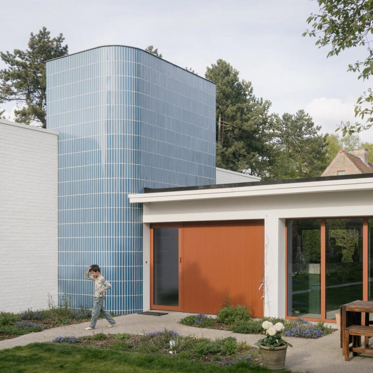 Felt updates mid-century bungalow in Ghent with blue-tiled tower